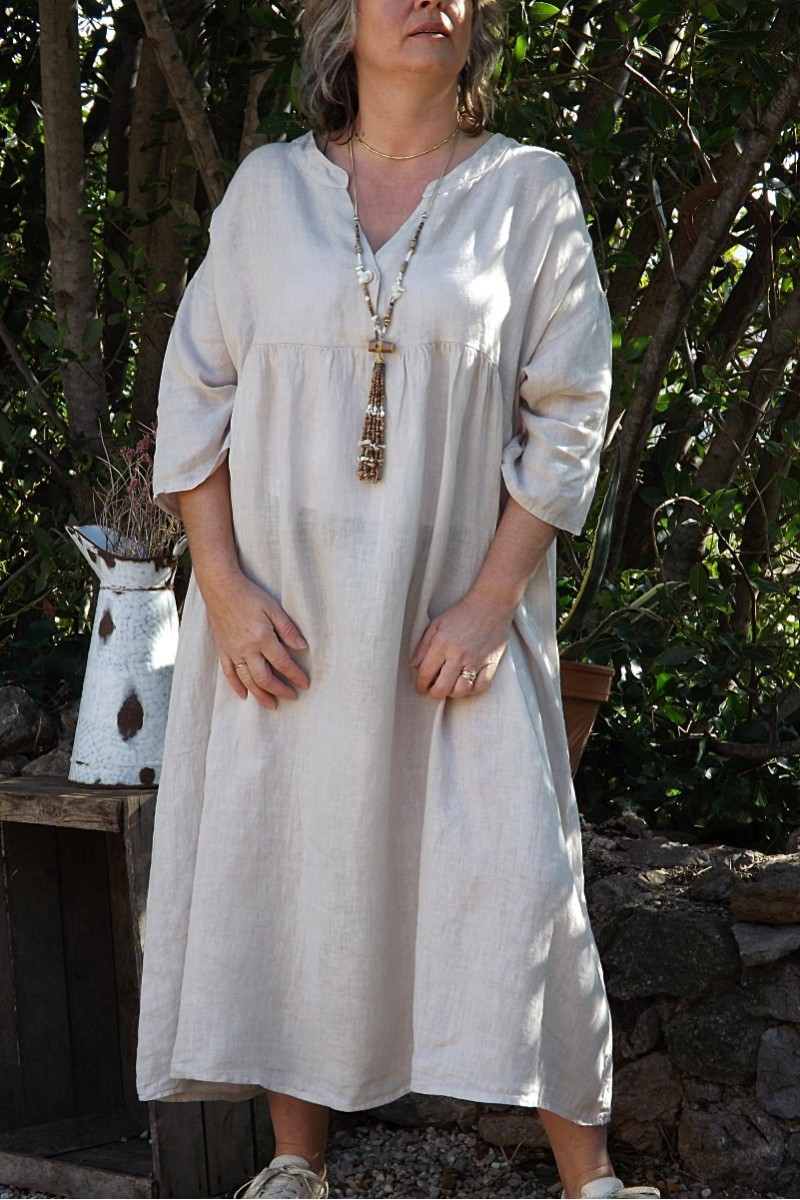 Robe longue en lin grande taille manches 3/4 de couleur beige.