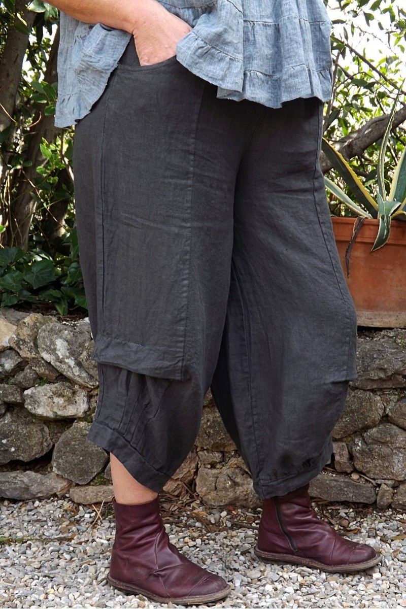 Pantalon en lin grande taille original et confortable de couleur kaki.