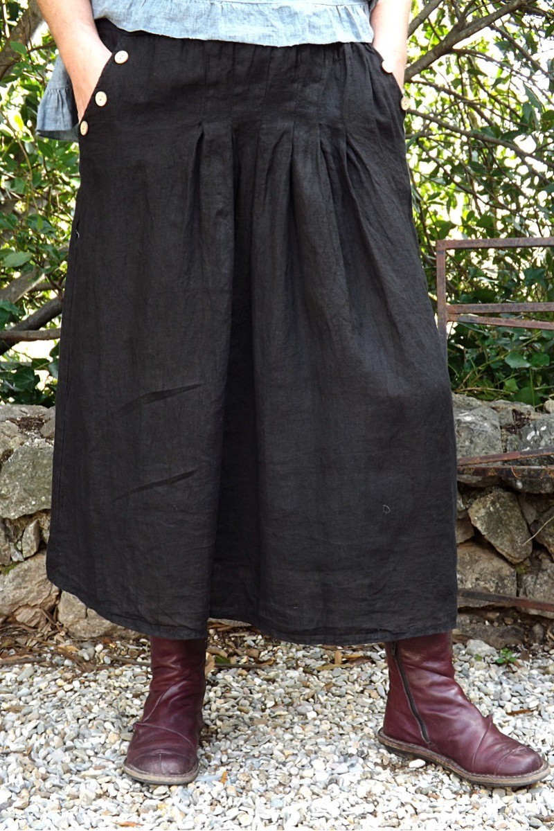 Jupe en lin grande taille de couleur noire avec plis nervurés.