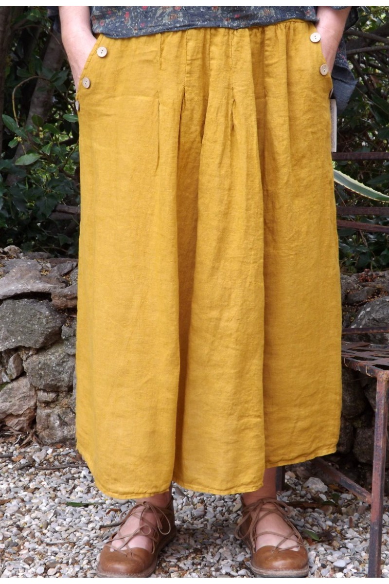 Jupe en lin grande taille de couleur safran avec plis nervurés.