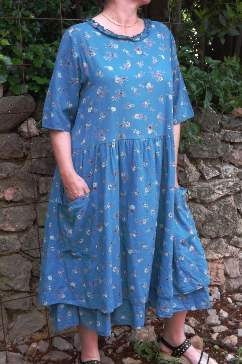 Robe longue en coton grande taille imprimé fleurs sur fond bleu canard.