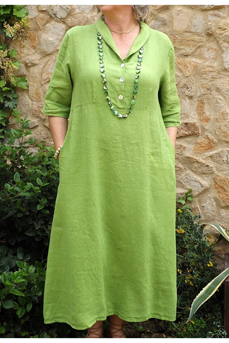 Robe longue en lin vert lumière.