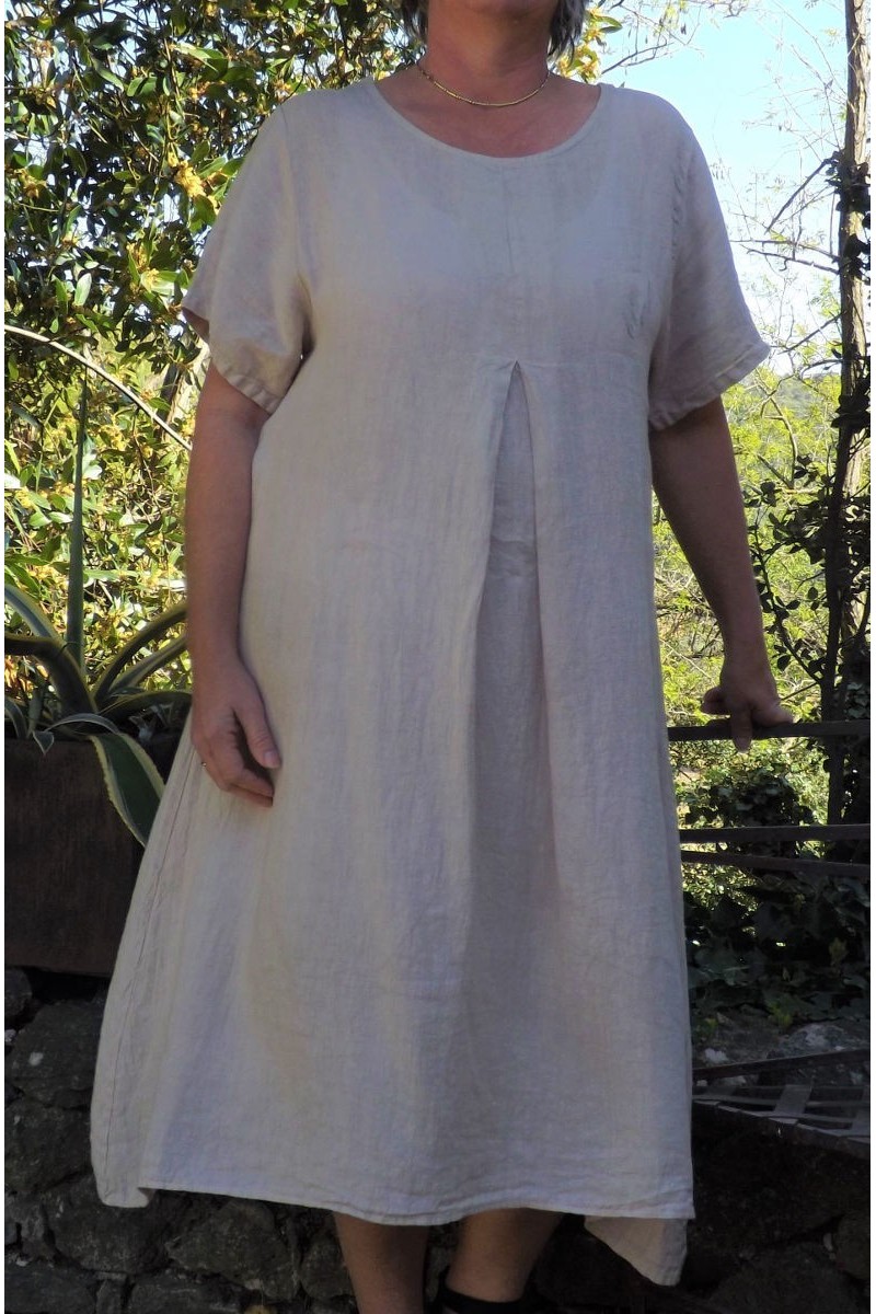 Robe longue en lin d'été beige.