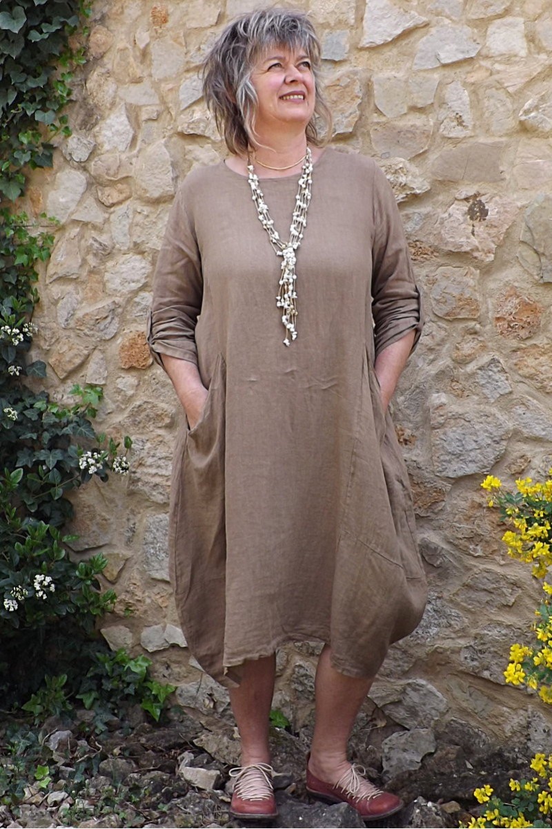 Robe en lin grande taille à manches longues de couleur cappuccino.