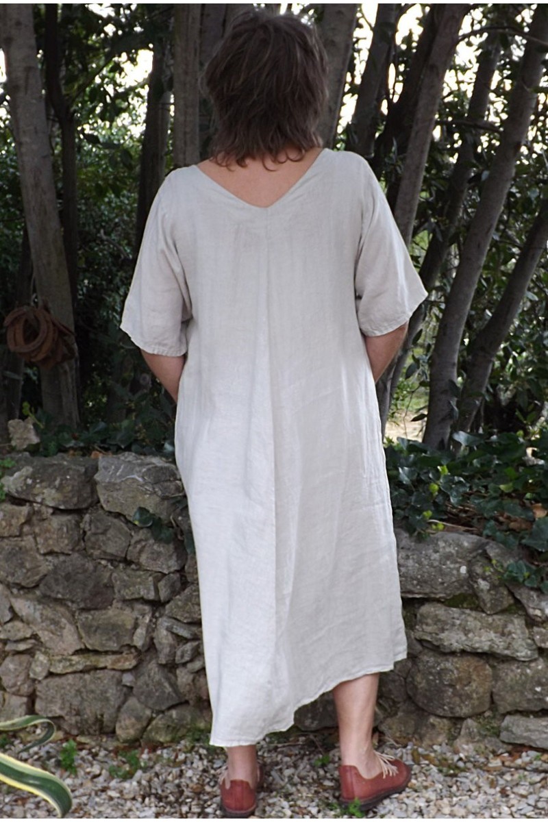 Robe longue en lin grande taille de couleur lin.