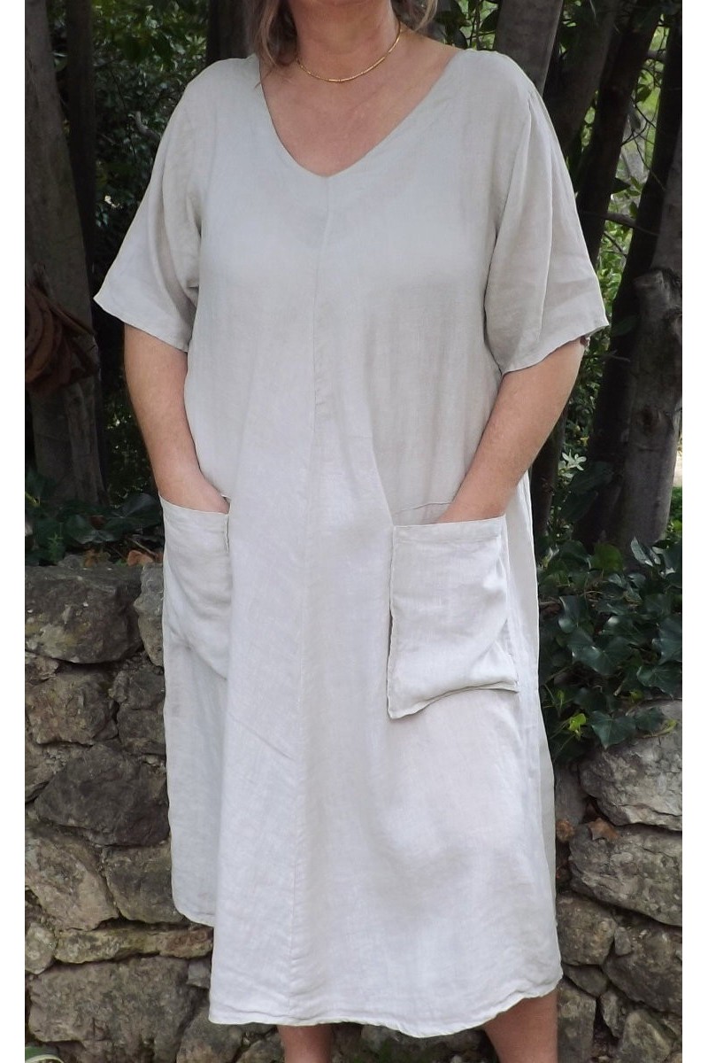Robe longue en lin grande taille de couleur lin.