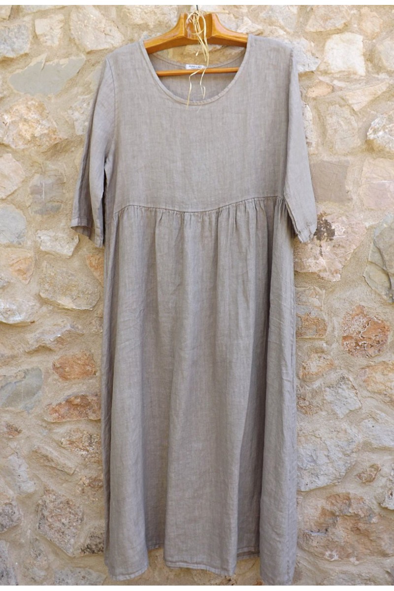 Robe longue en lin couleur taupe.