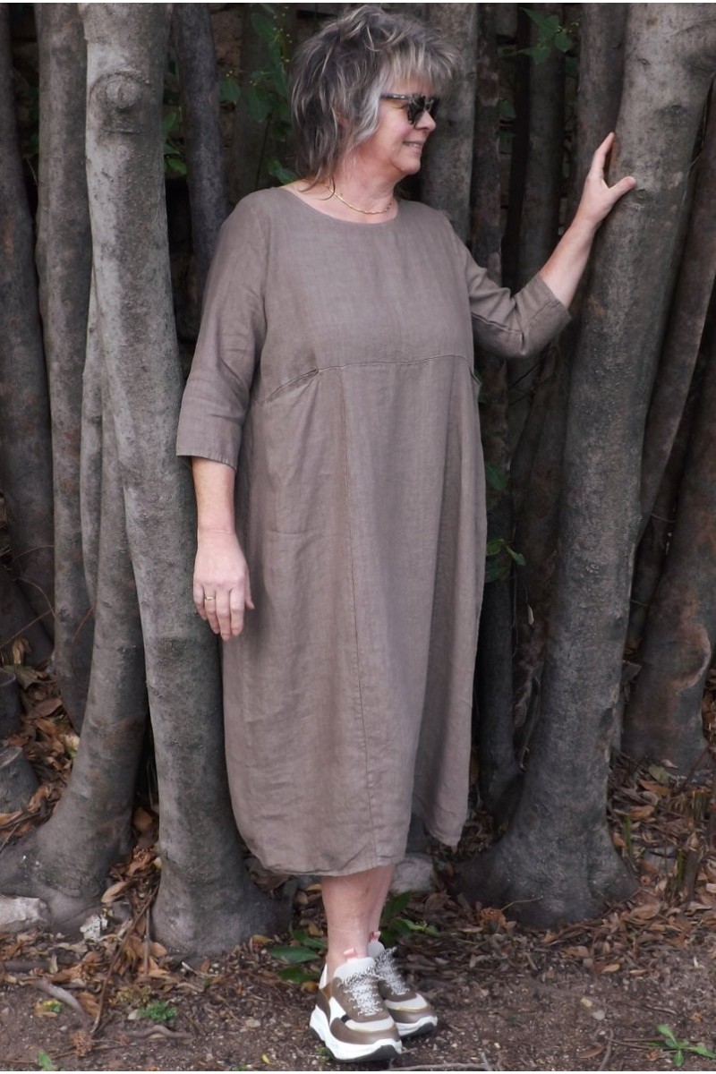 Robe longue en lin prémium grande taille de couleur taupe