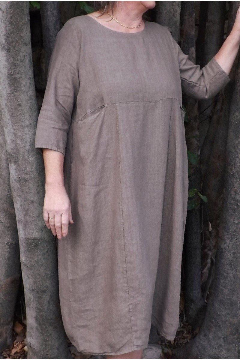Robe longue en lin prémium grande taille de couleur taupe