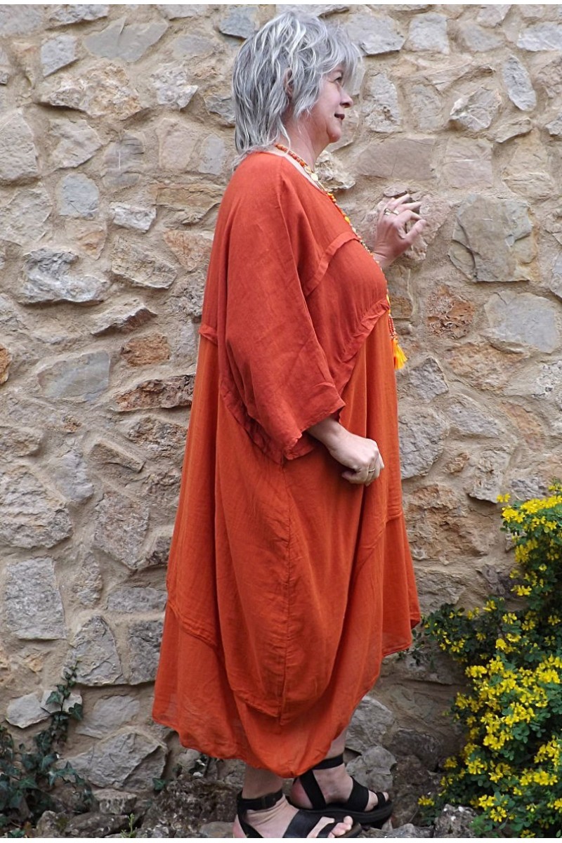 Robe en lin et coton grande taille couleur hibiscus.