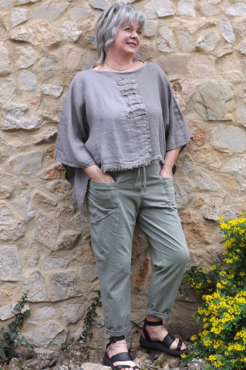 Top en lin et coton grande taille couleur taupe pour femme.