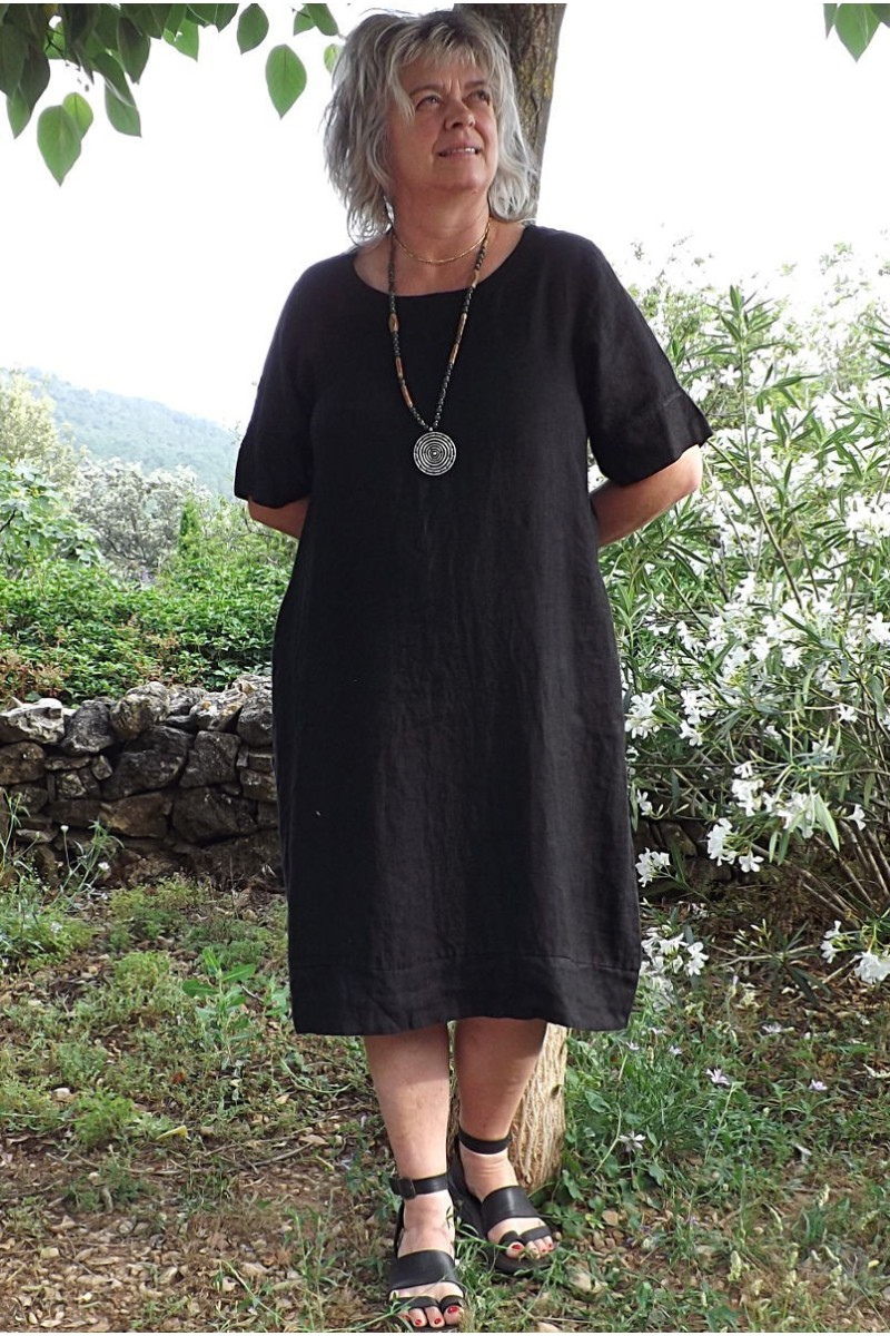Robe en lin grande taille de couleur noire à manches courtes